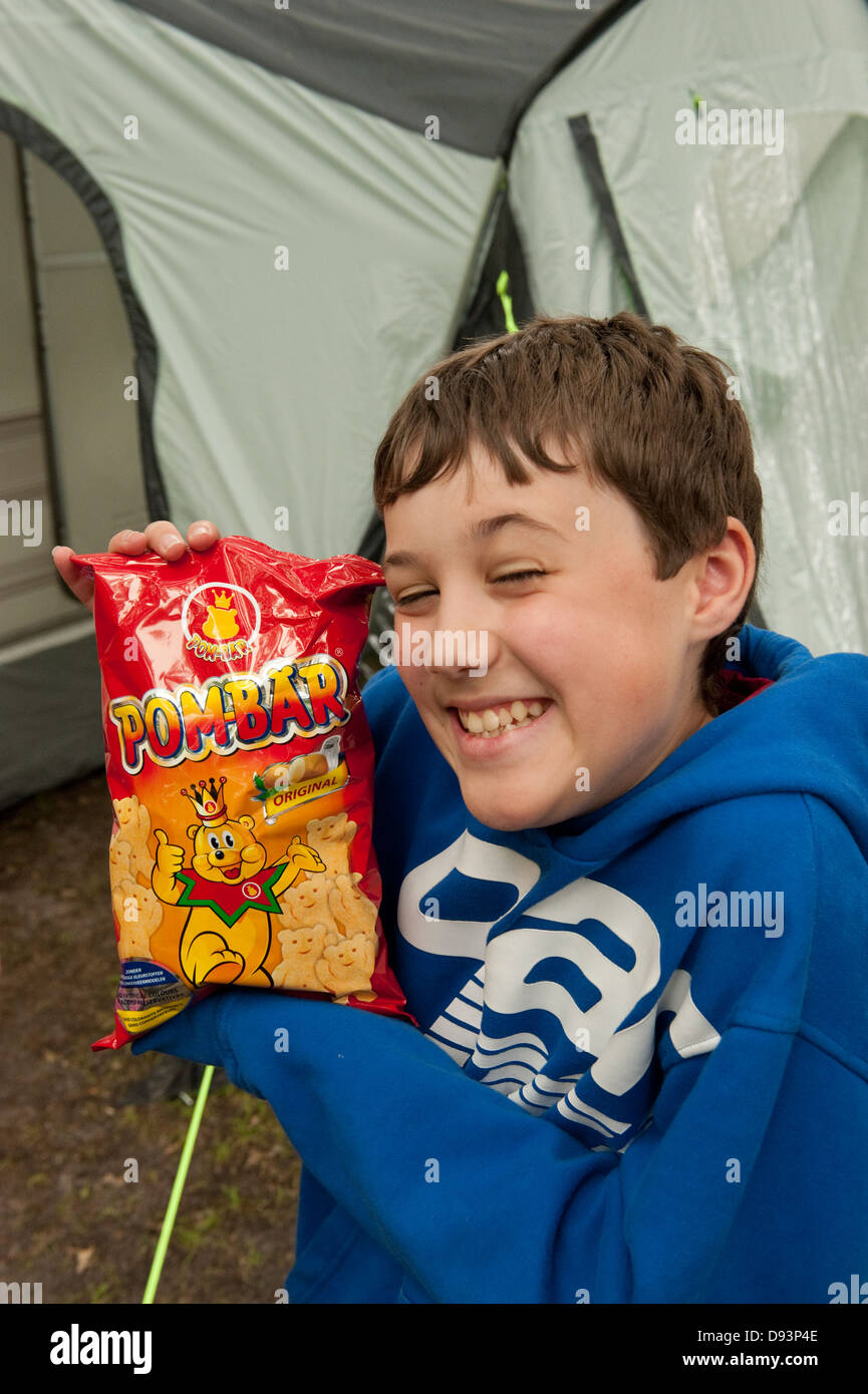 Young Boy glücklich mit Pom Bear Pom-Bar Chips Snack Chips voll Modell ...