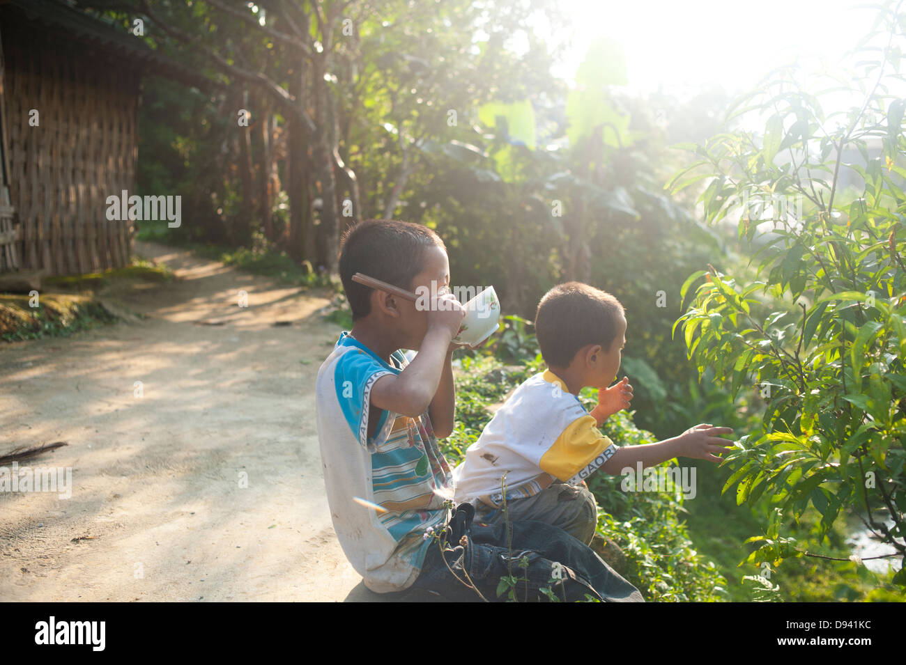 Sapa Region, Vietnam - zwei Kinder essen Reis Stockfotografie - Alamy