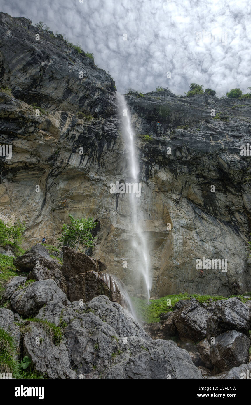 ein Blick auf einen kleinen Wasserfall in Österreichische Alpen ...