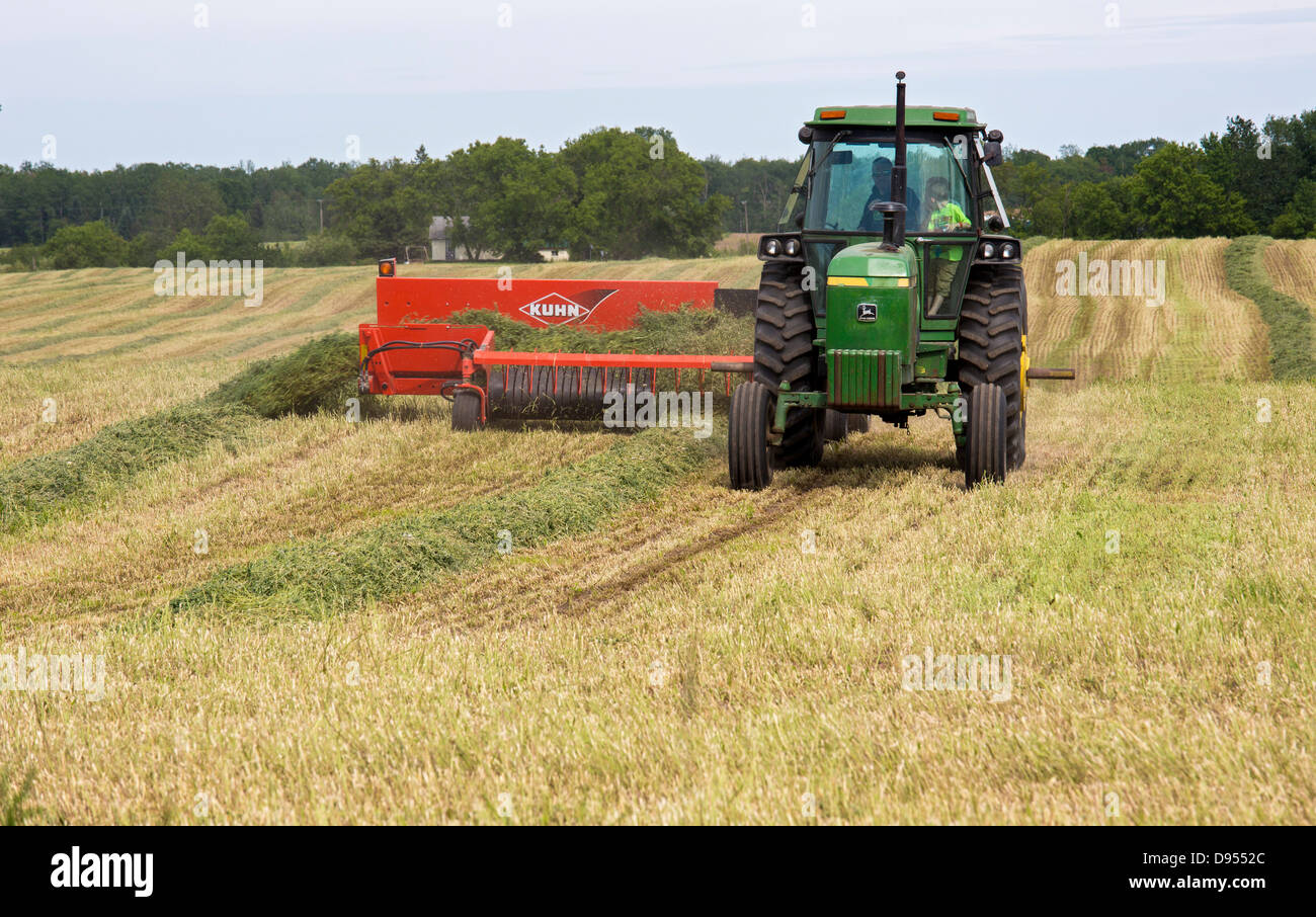Farmer tractor -Fotos und -Bildmaterial in hoher Auflösung – Alamy