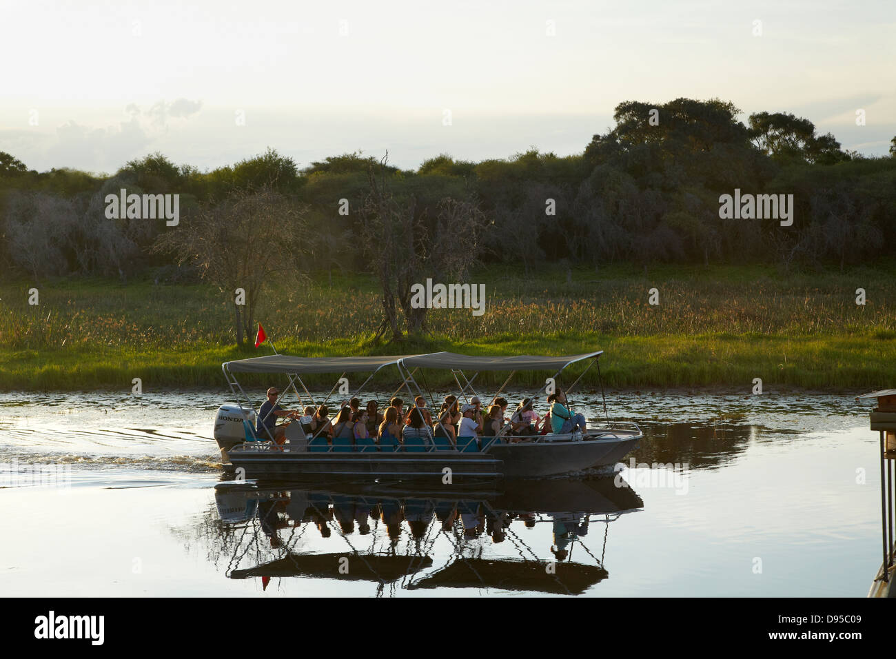 Touristenboot am fluss thamalakane von okavango river lodge -Fotos und ...