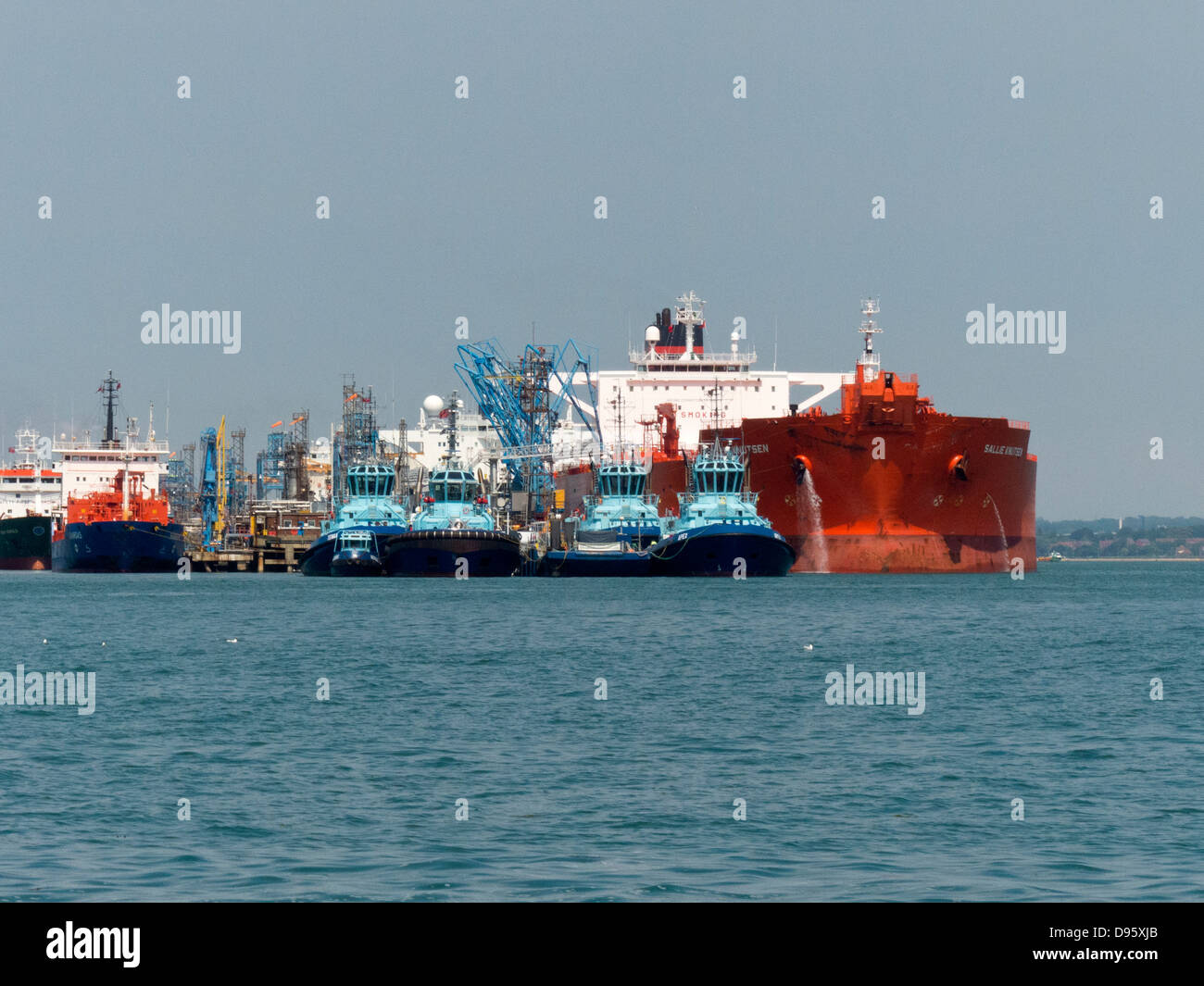 Fawley ölraffinerie schlepper -Fotos und -Bildmaterial in hoher ...