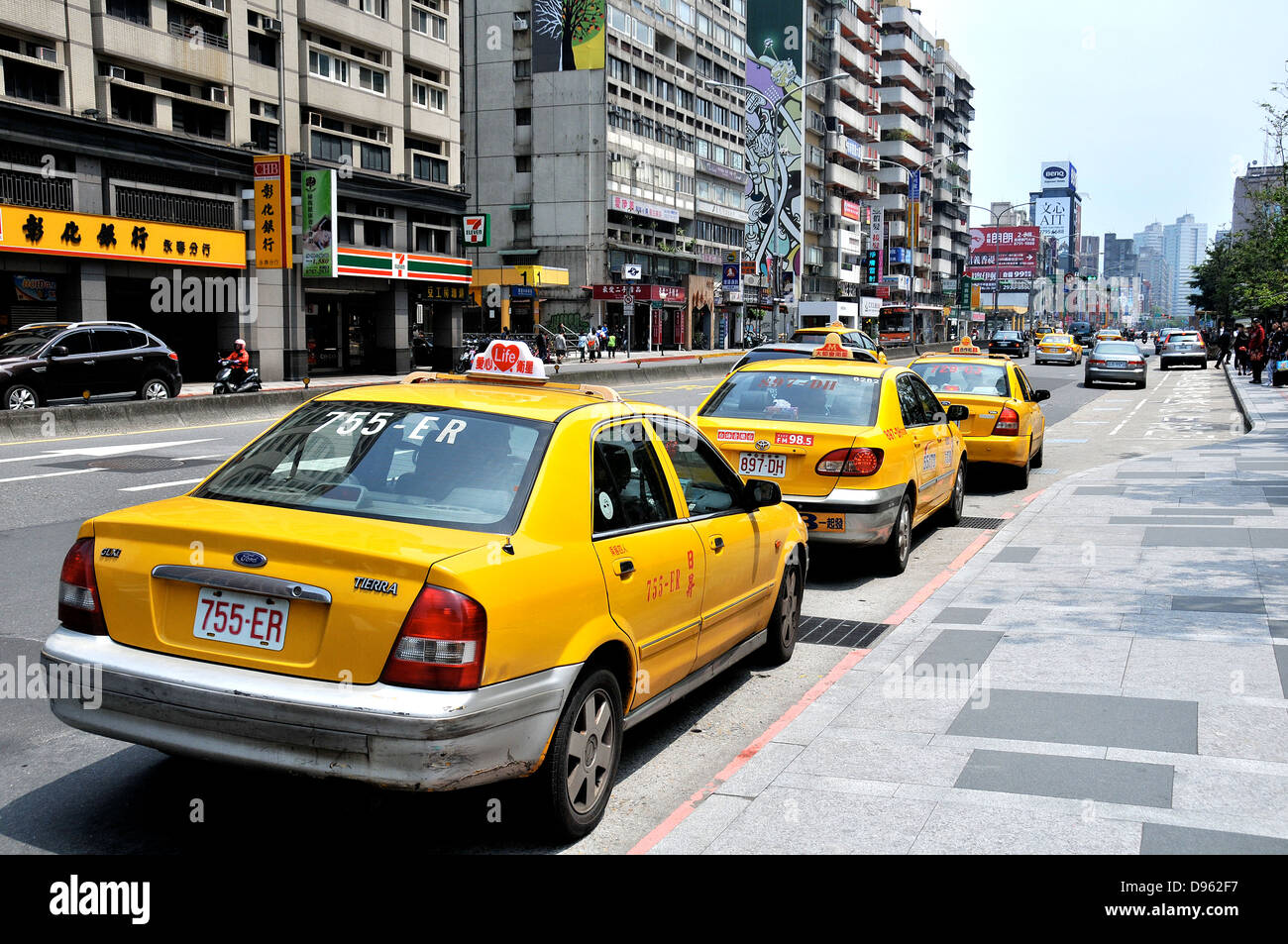 Taiwan taipei traffic taxi -Fotos und -Bildmaterial in hoher Auflösung ...