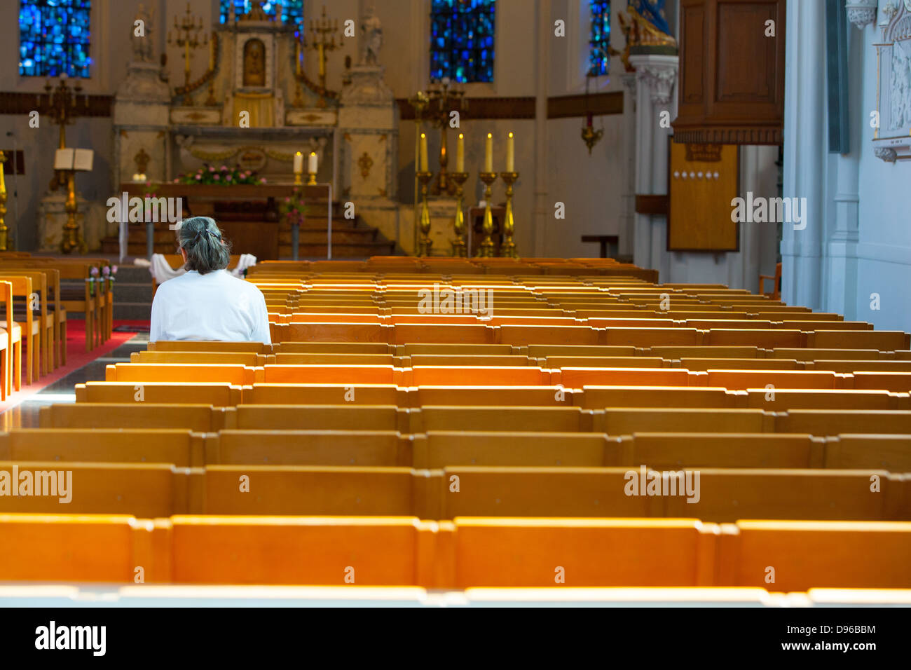 Menschen sitzen und beten in eine christliche Kirche in Europa ...
