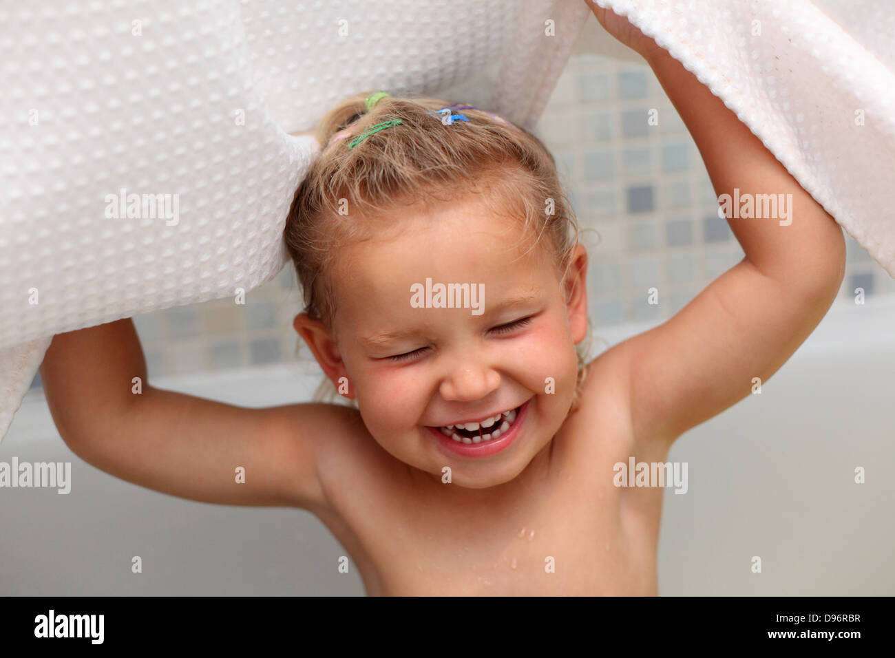 Kind badewanne mädchen -Fotos und -Bildmaterial in hoher Auflösung – Alamy