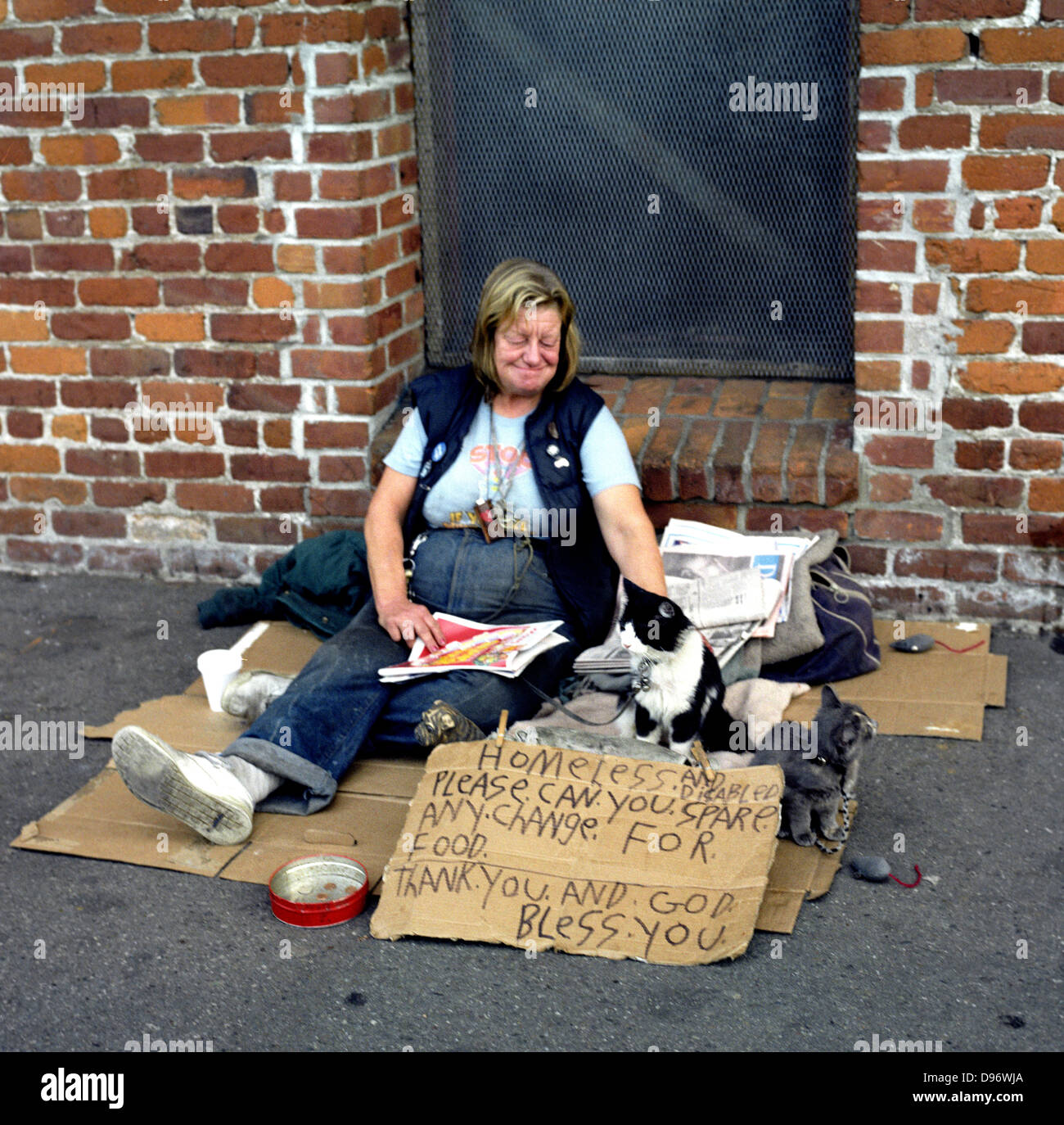Obdachlose und Katzen mit Zeichen bitten um Kleingeld auf Hyde Street ...
