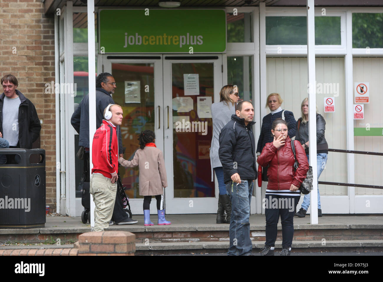 Jobcenter uk warteschlange -Fotos und -Bildmaterial in hoher Auflösung ...