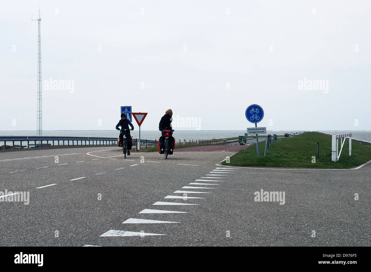 Breezanddijk, Afsluitdijk Causeway, Radweg, Radfahrer Stockfotografie ...