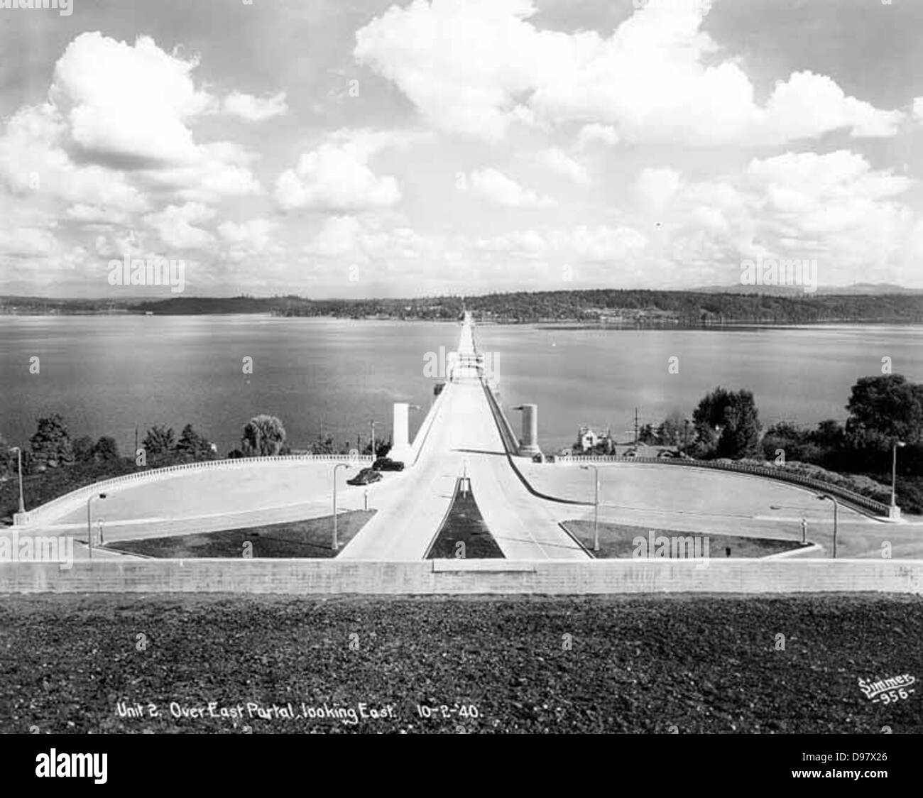 Foto der fertiggestellten Lake Washington Floating Bridge, der weltweit ...