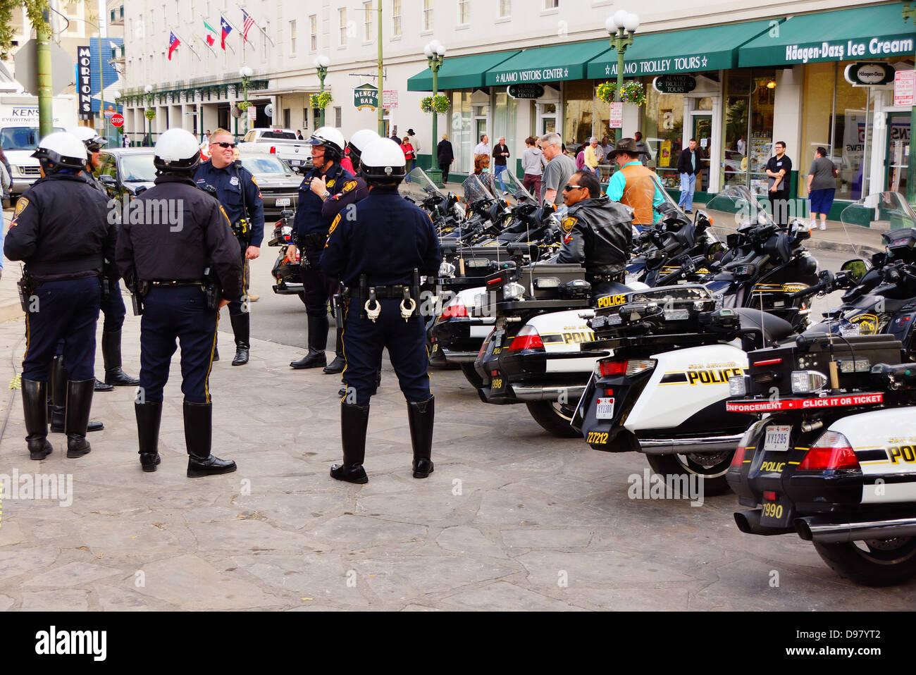 Polizei uniform motorrad -Fotos und -Bildmaterial in hoher Auflösung ...