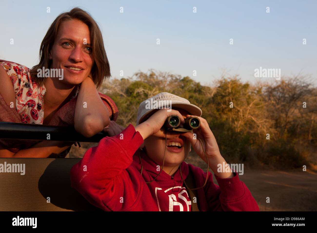 Rebecca Shooter mit Tyler Talmage auf der Safari Landcruiser im Phinda ...