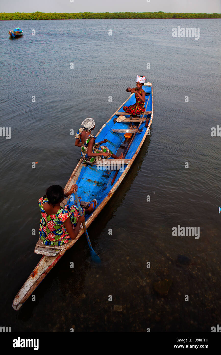 Menschen aus dem Dorf Falia Rudern traditionellen Piroge durch die ...