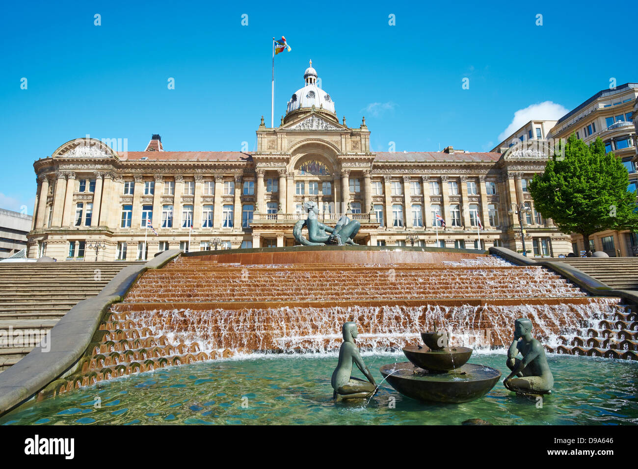 Rathaus mit der Skulptur namens The River von Dhruva Mistry Victoria Square Birmingham UK ...