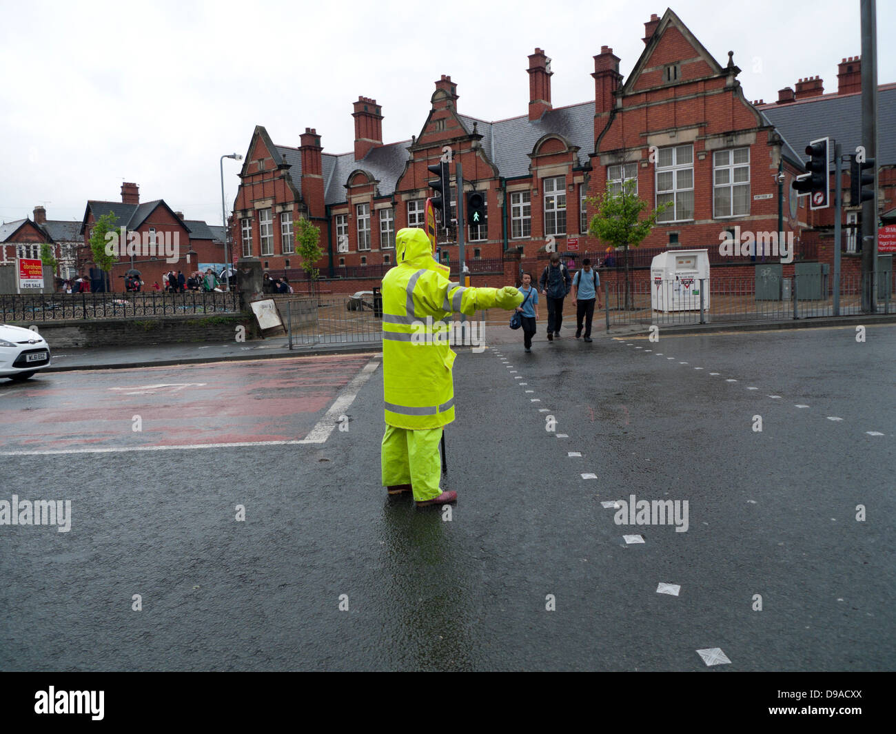 Lollipop Dame steht auf der Straße und arbeitet draußen im Regen und ...
