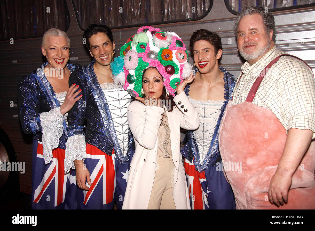 Tony Sheldon, Will Swenson, Gloria Estefan, Nick Adams und Adam LeFevre ...