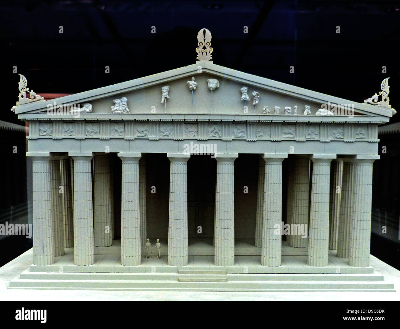 Rekonstruktion der Westgiebel des Parthenon nach einer Zeichnung von K ...