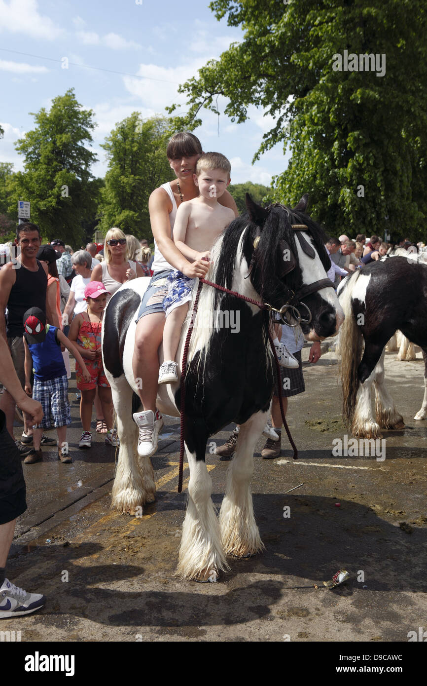 Zigeuner-Mutter und Sohn ihre Pferd Reiten ohne Sattel nach dem Waschen ...