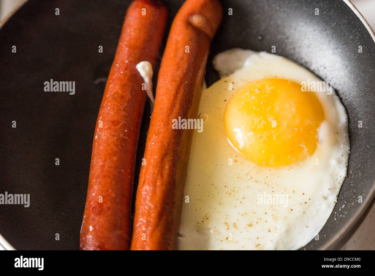 Würstchen und ei -Fotos und -Bildmaterial in hoher Auflösung – Alamy
