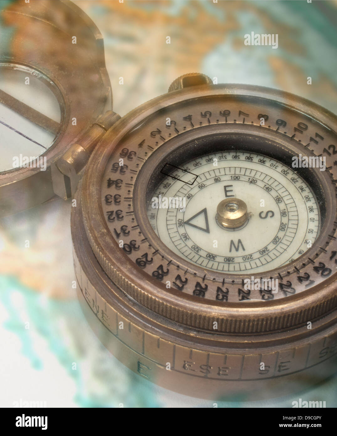 Brass compass -Fotos und -Bildmaterial in hoher Auflösung – Alamy