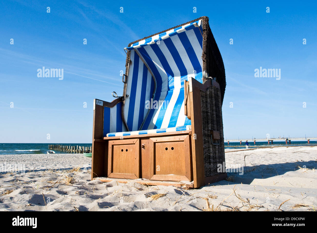 Strandkorb am Strand mit Zingst Ostsee Deutschland Stockfotografie - Alamy