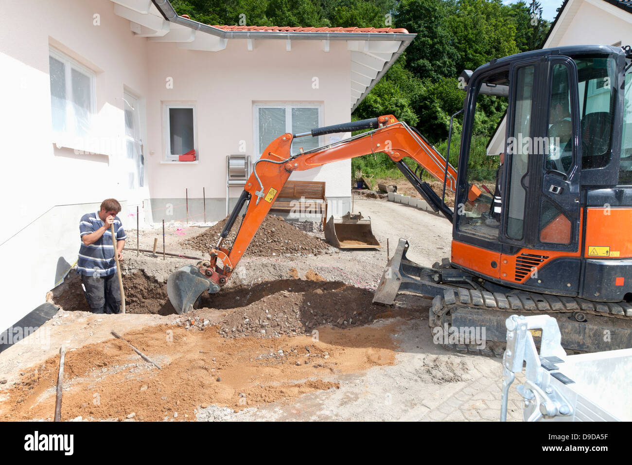 Digging ditch -Fotos und -Bildmaterial in hoher Auflösung – Alamy