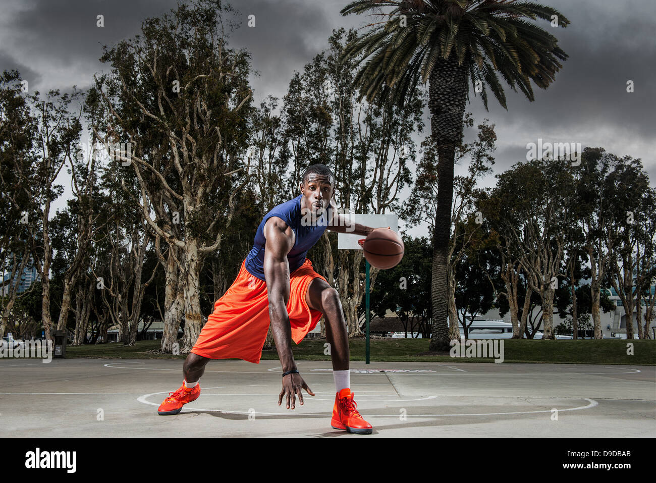 Junger mann spielt basketball auf dem platz -Fotos und -Bildmaterial in ...