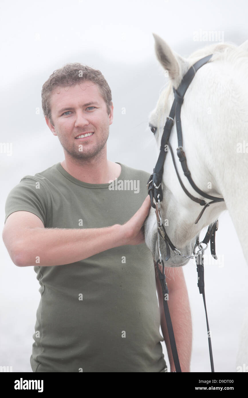 Mann mit Pferd am Strand Stockfotografie - Alamy