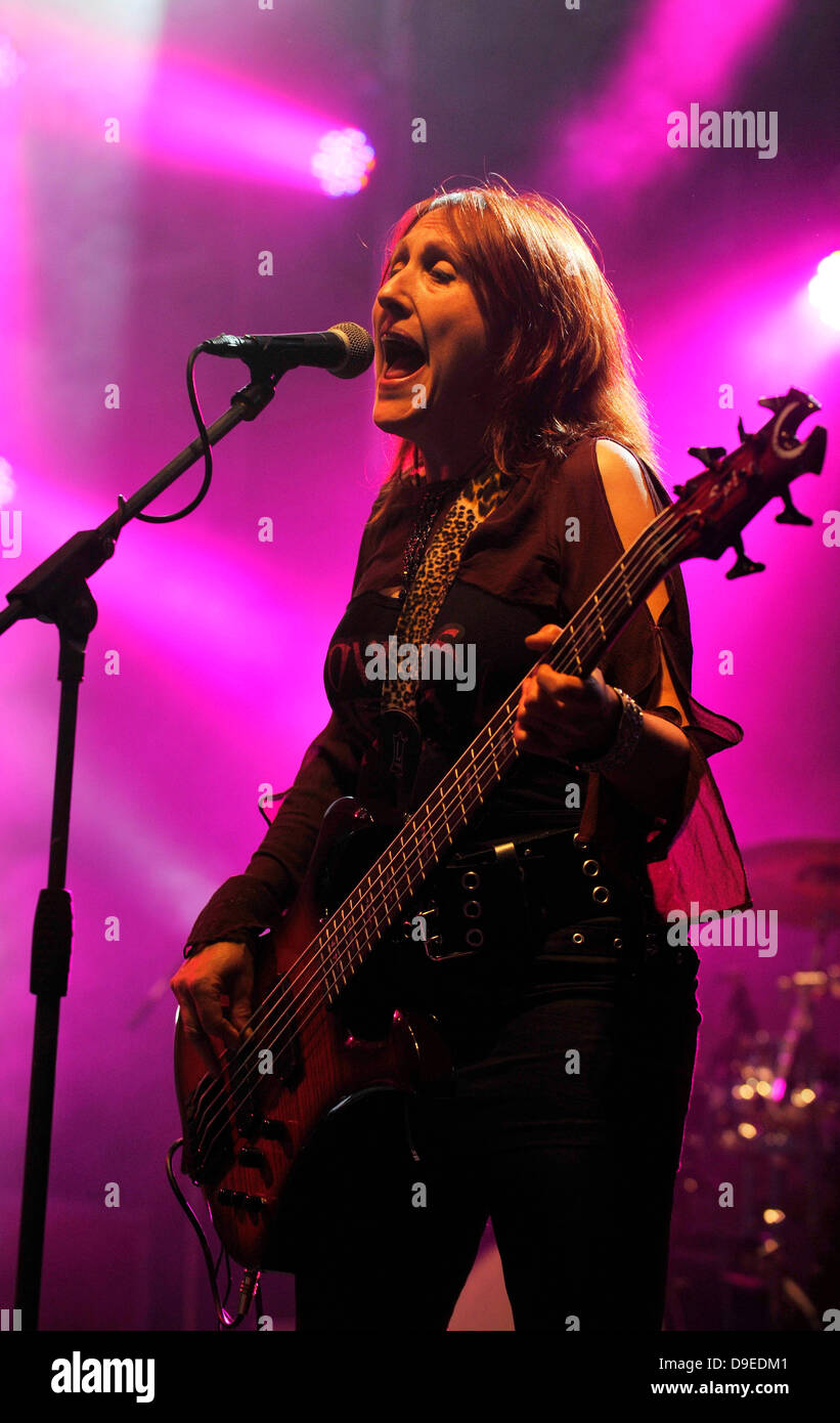 Bassist und Sänger Enid Williams der britischen Heavy-Metal-Band ...
