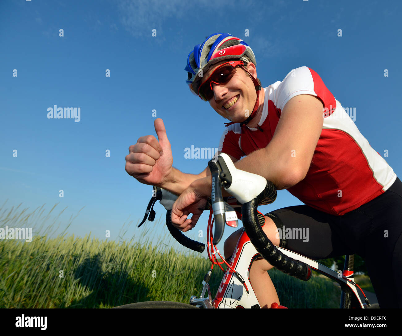 Daumen hoch Sieger-Pose racing Radfahrer Profi-Rad Waiblingen Baden ...