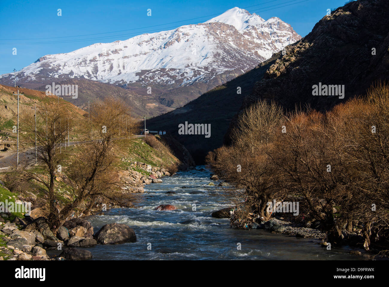 Schneebedeckte Berge oberhalb des großen Zab Flusses entlang der ...
