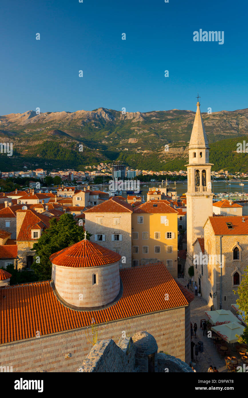 Kirche der Heiligen Dreifaltigkeit auf links und Sveti Ivan (Kirche des ...