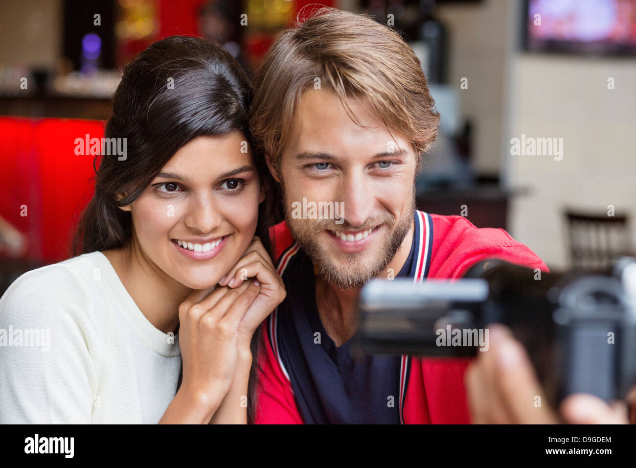 Paar Filmt Sich Selbst Mit Einer Home Video Kamera Stockfotografie Alamy