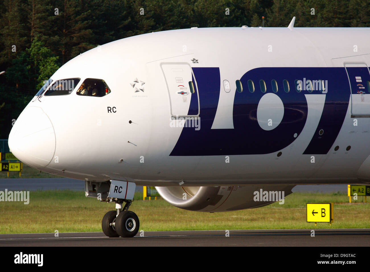 View nose boeing 787 dreamliner -Fotos und -Bildmaterial in hoher ...