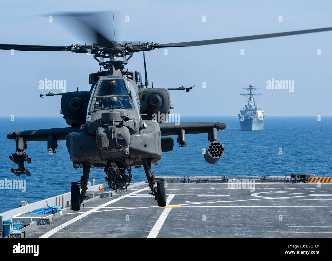 Ein Armee AH - 64D Apache-Hubschrauber startet von USS Ponce ...
