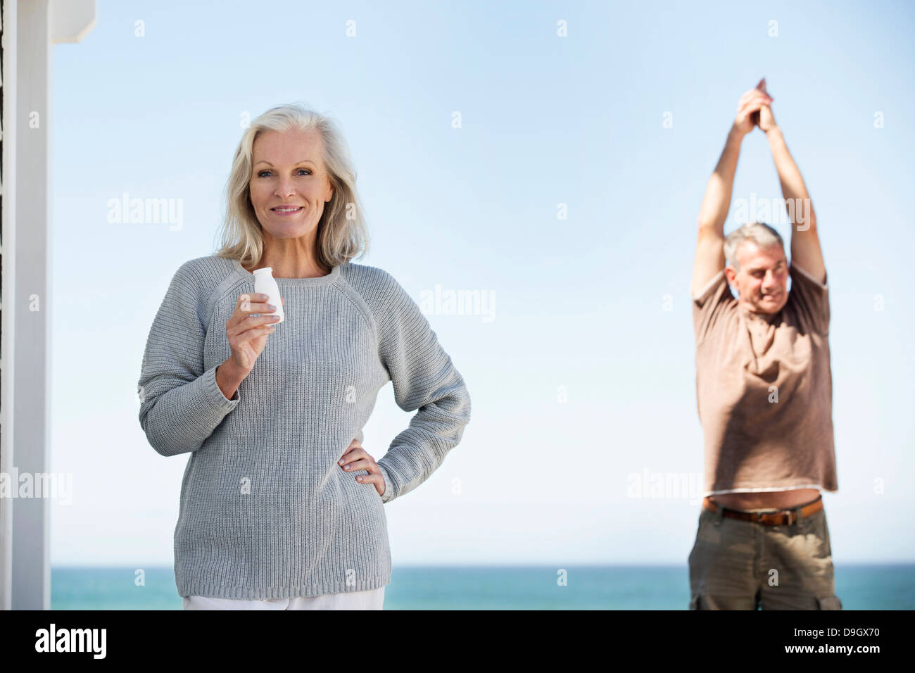 Strand zwei frauen dehnübungen arme -Fotos und -Bildmaterial in hoher Auflösung – Alamy