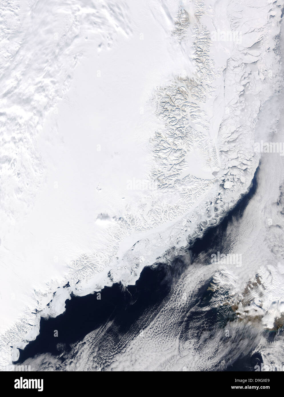 Verschiedene Arten von Meereis versammeln sich entlang der Ostküste ...