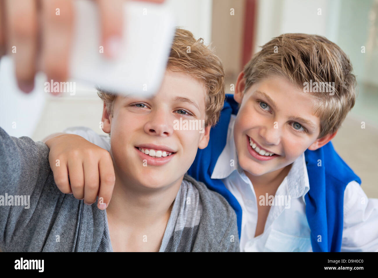 Zwei Jungs im Teenageralter, ein Bild von sich selbst mit einem ...