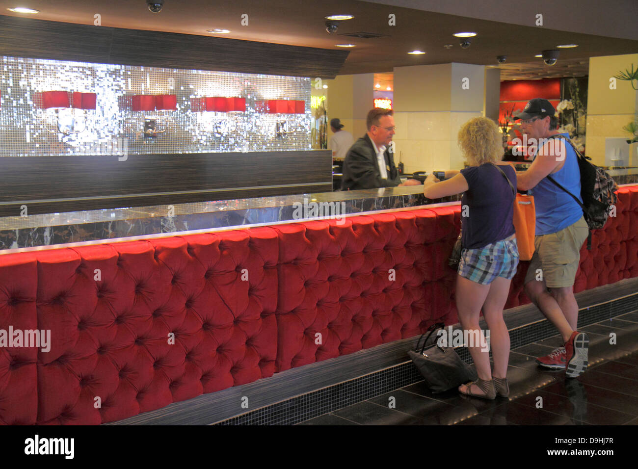 Reception guests check in hotel -Fotos und -Bildmaterial in hoher ...