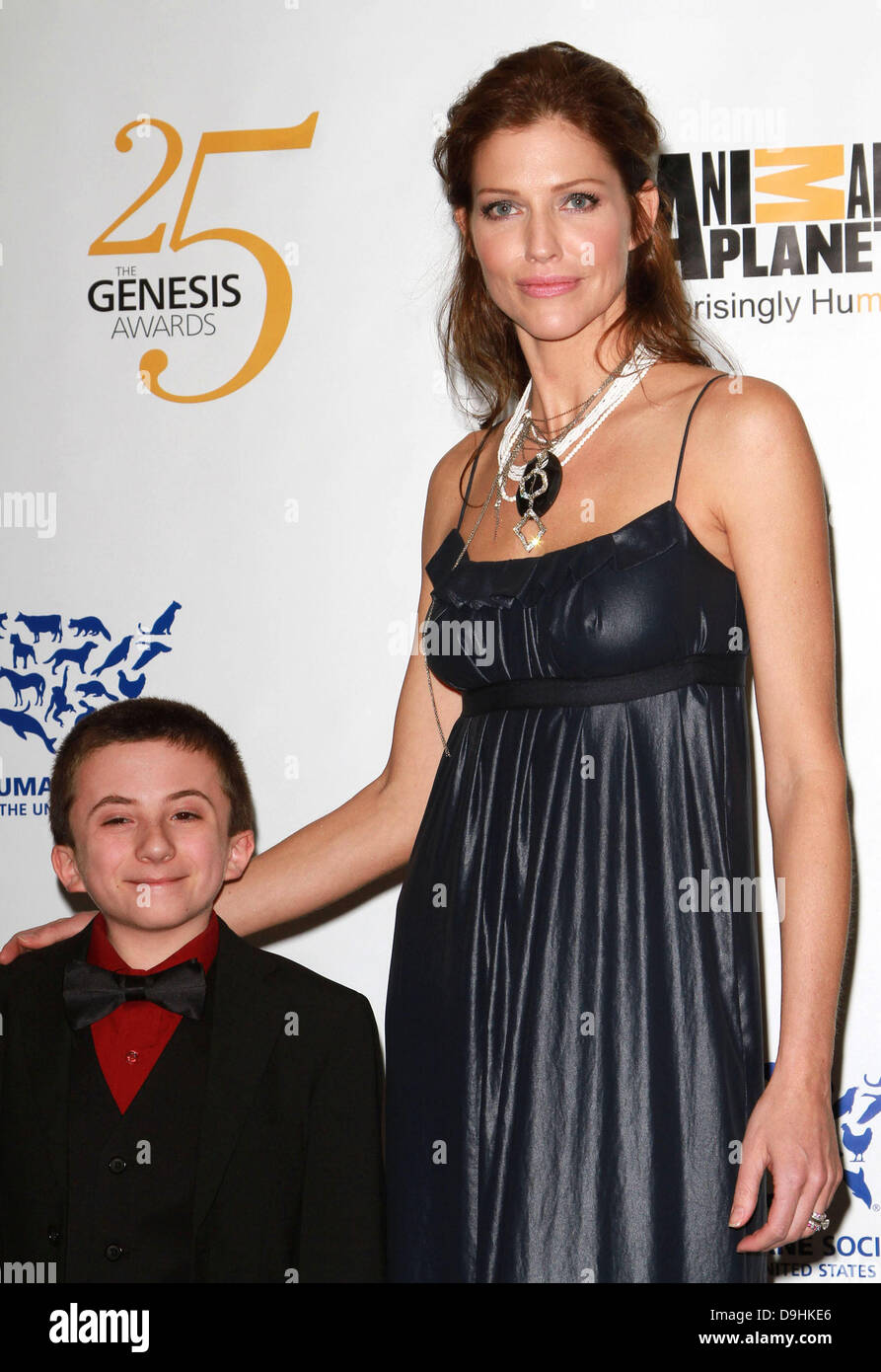 Atticus Shaffer und Tricia Helfer 25. Jahrestag Genesis Awards statt ...
