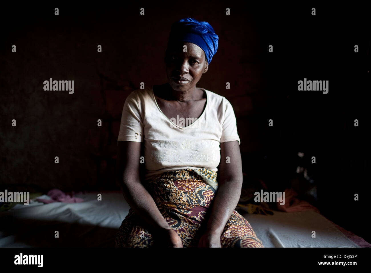 Esther Khoza 57 Jahre alte Mutter drei lebt in Schlamm Hütte ohne Strom ...