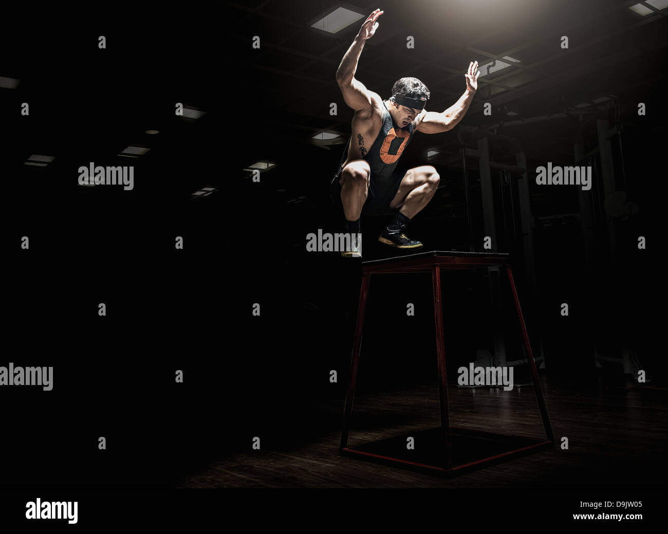 Mann Springt In Der Luft Stockfotos und -bilder Kaufen - Alamy