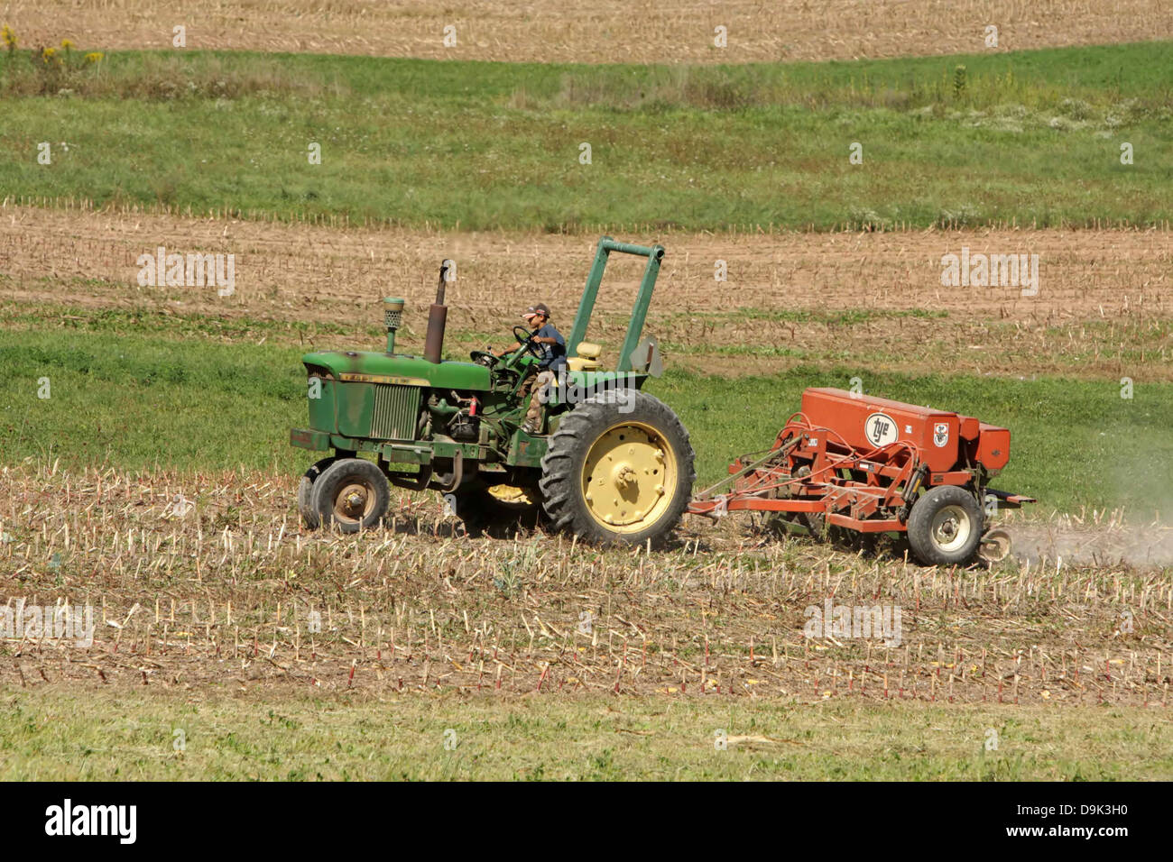 Traktor mit pflug -Fotos und -Bildmaterial in hoher Auflösung – Alamy