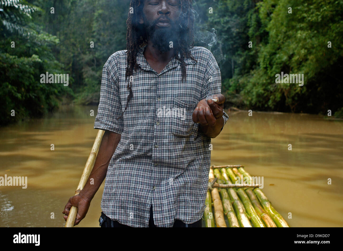 Smoking a joint -Fotos und -Bildmaterial in hoher Auflösung – Alamy