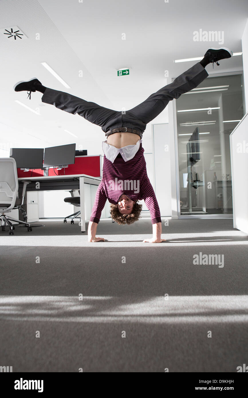 Handstand legs -Fotos und -Bildmaterial in hoher Auflösung – Alamy