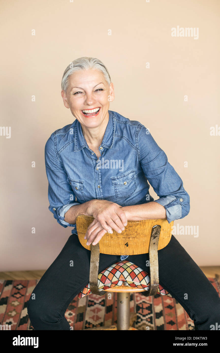 Frau Breitbeinig Sitzen Stockfotos und -bilder Kaufen - Alamy