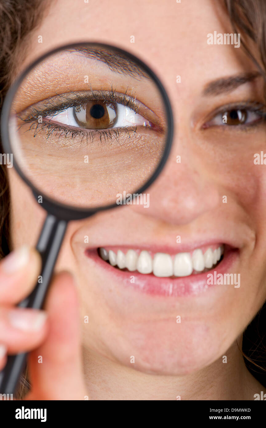 Model Release, Frau mit Lupe vor das Gesicht Stockfotografie - Alamy