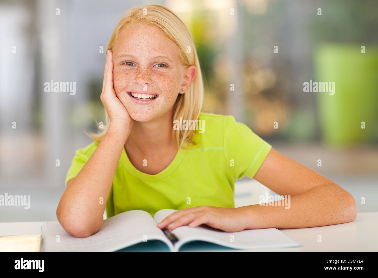 Cute portrait preteen girl -Fotos und -Bildmaterial in hoher Auflösung ...