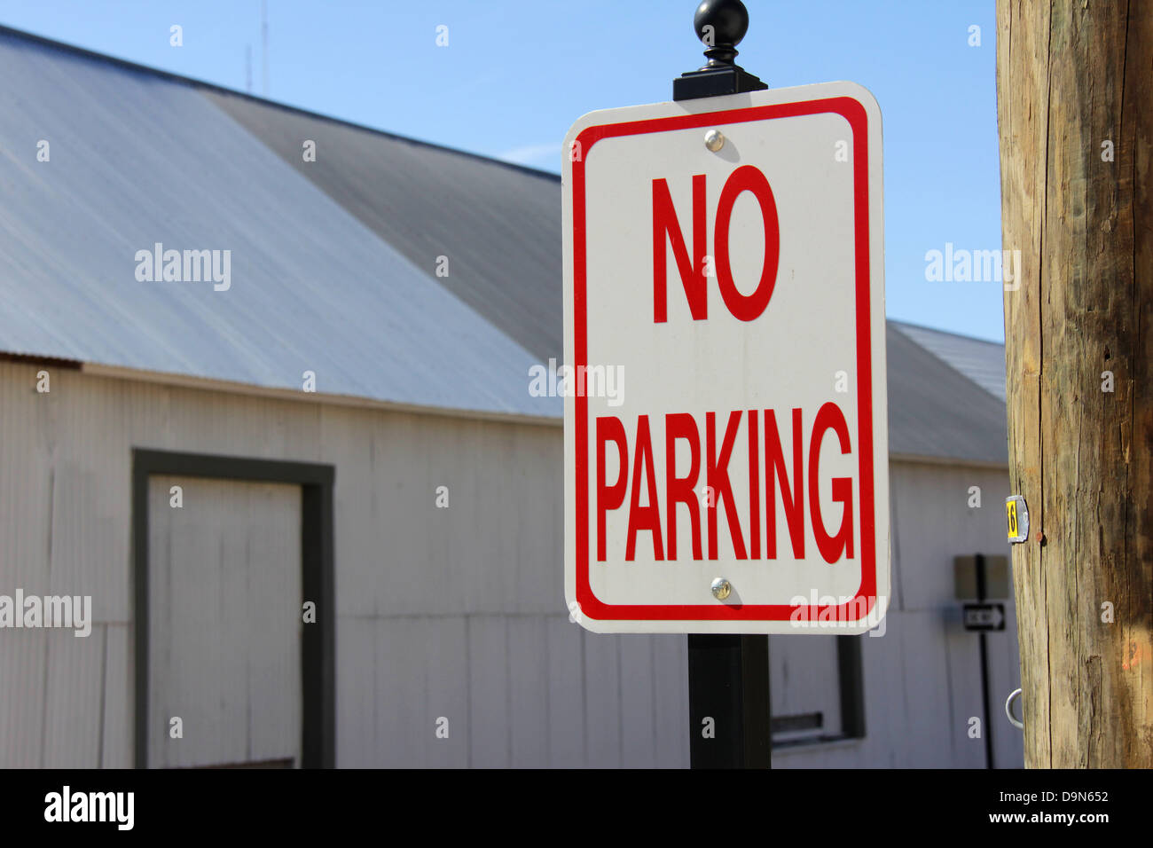 Parkverbot Schild an einer Straße Stockfotografie - Alamy