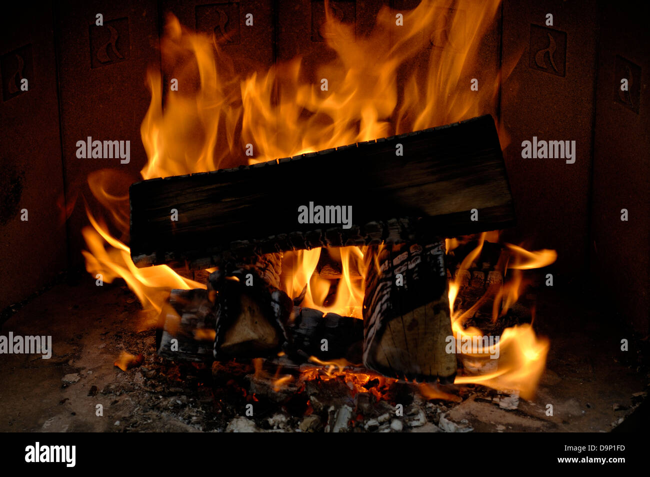 Dekorativer kamin mit offenem feuer -Fotos und -Bildmaterial in hoher ...