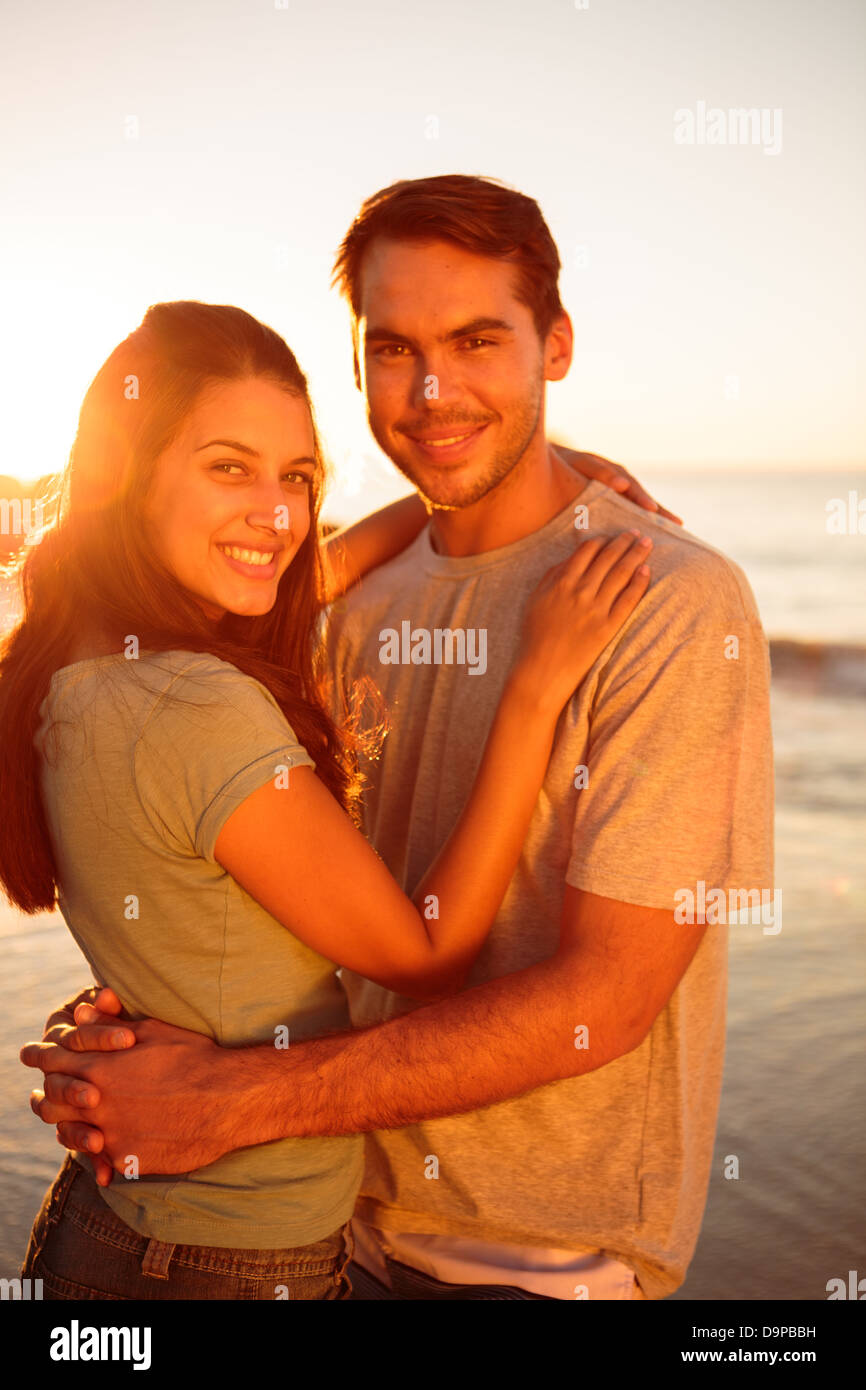 Liebespaar am strand -Fotos und -Bildmaterial in hoher Auflösung – Alamy